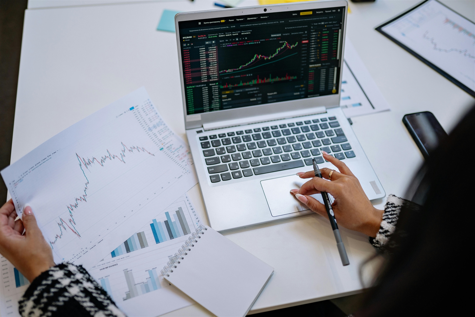 Apakah Forex Lebih Stabil Dibanding Saham di 2025? | DIDIMAX